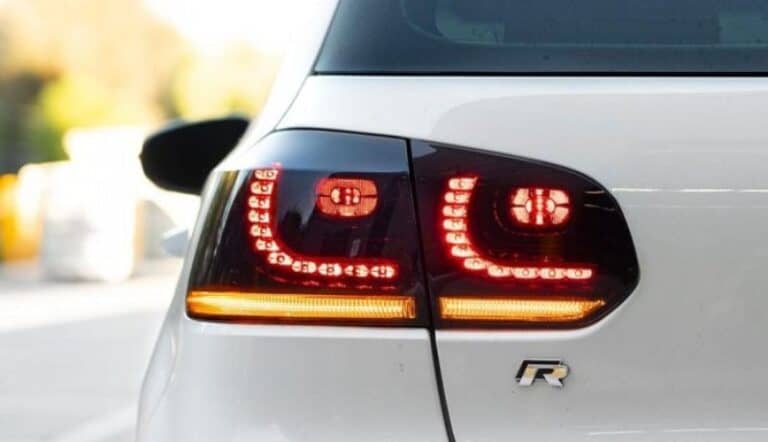 Spiegazione delle luci dell'auto: fari, fendinebbia, luci dei freni