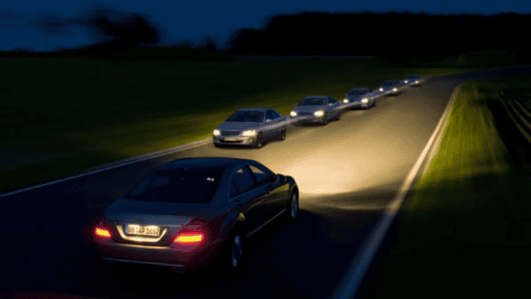 Adaptiver Fernlichtassistent: Vorteile und Funktionsweise